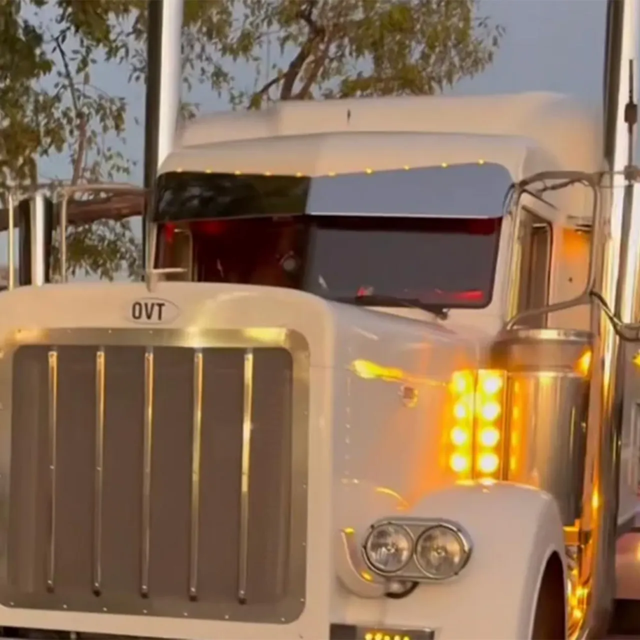 Peterbilt 300 Series Reverse Bowtie Stainless Visor LED | Raney's