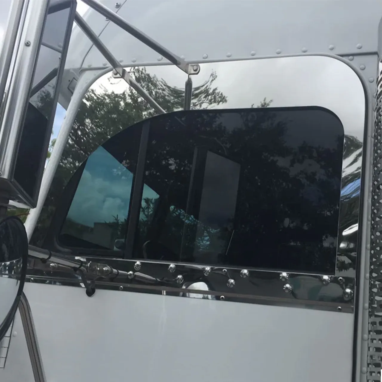 Freightliner Classic FLD 120 Stainless Steel Chop Top | Raney's