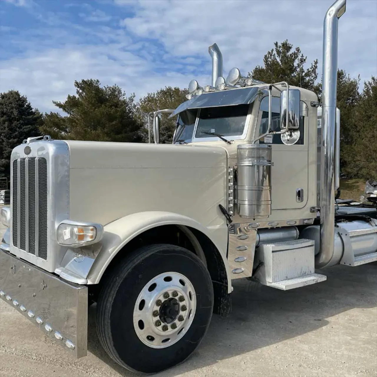 Peterbilt 389 Stock Replacement Front Fender Set | Raney’s